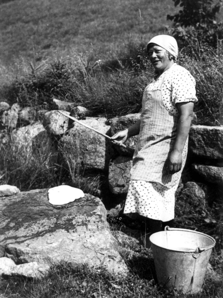 Anne Tomine Eiken står ute med et spann. Eiken 1937. - Norsk ...
