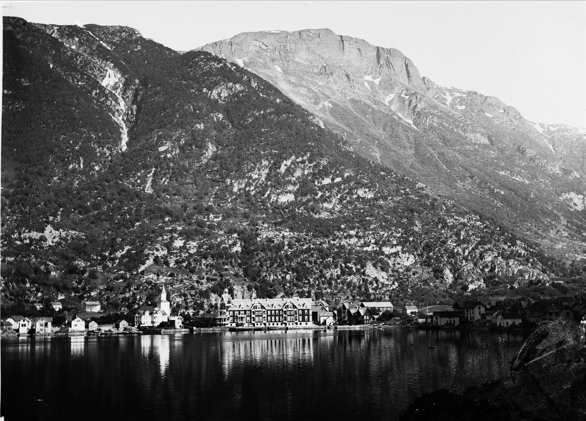 Landskapsfotografi fra Odda i Hardanger. I forgrunnen sees Sørfjorden ...