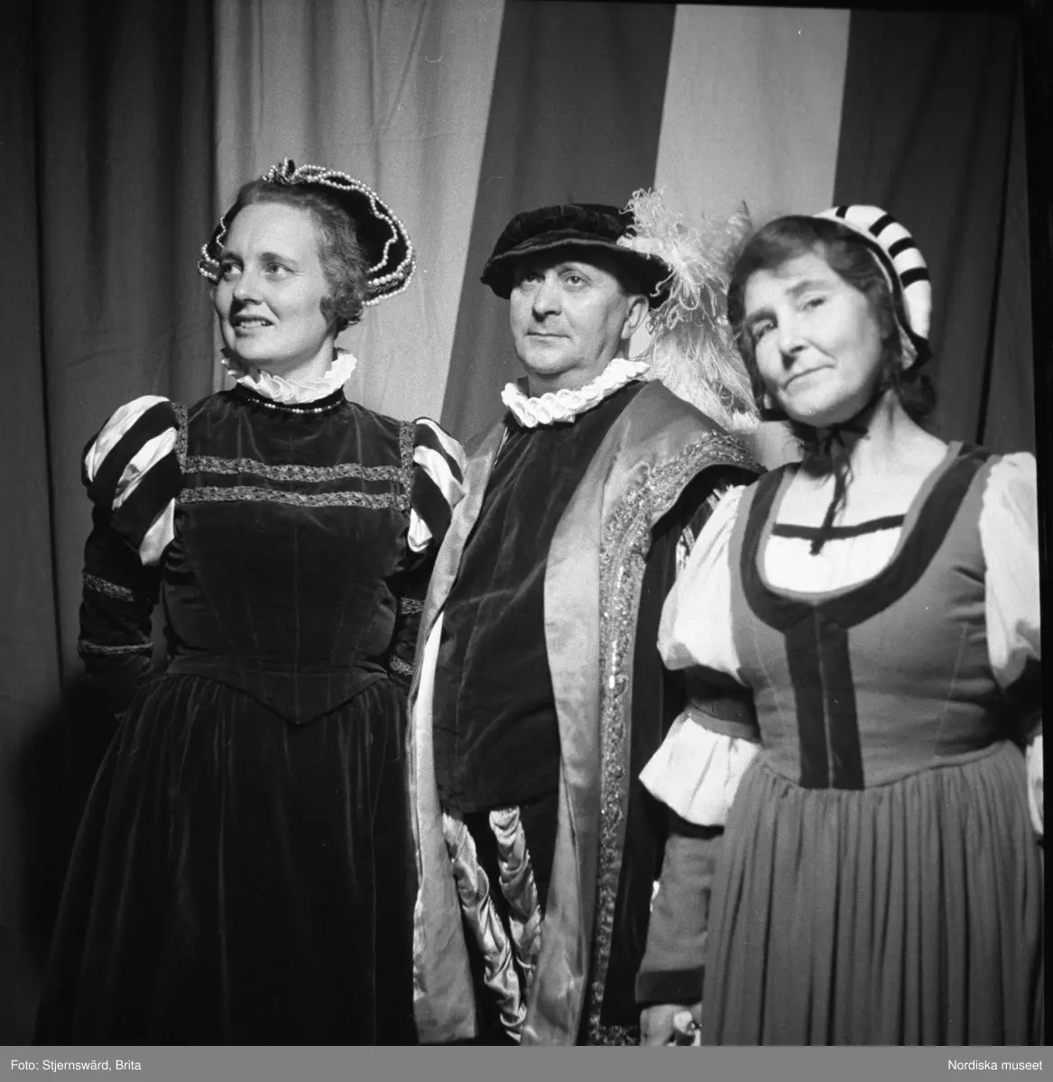 Maskeradfest med kläder från olika stilepoker. Nordiska museet och ...