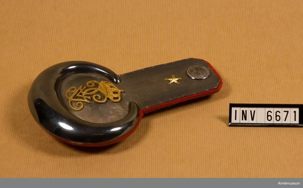 Epålett m/1830-1908 - Armémuseum / DigitaltMuseum