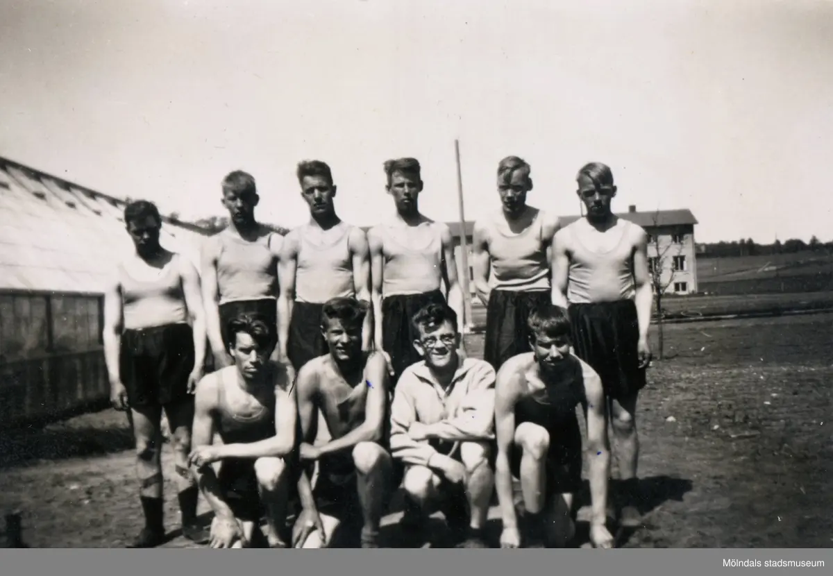 Idrottslag på Stretereds idrottsplats i Kållered 1940-50-tal. Liss ...