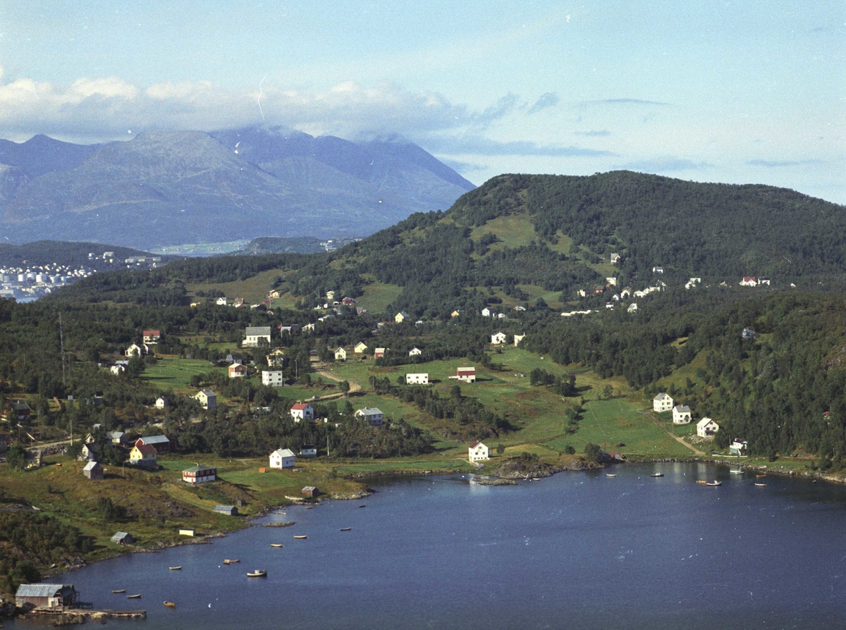 Flyfoto av hav og landskap på Kanebogen. - Sør-Troms Museum ...