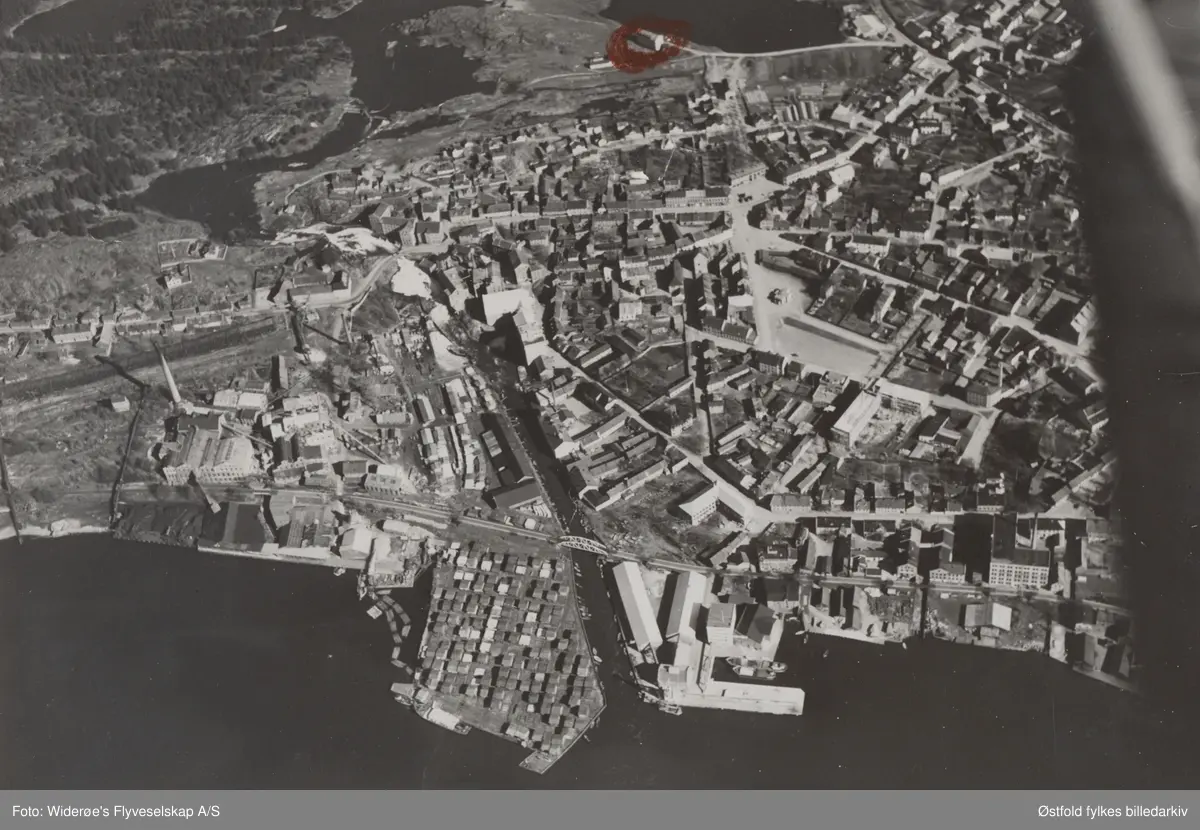 Oversiktsbilde av Moss sentrum og Mosseelva. Flyfoto ca. 1937 ...