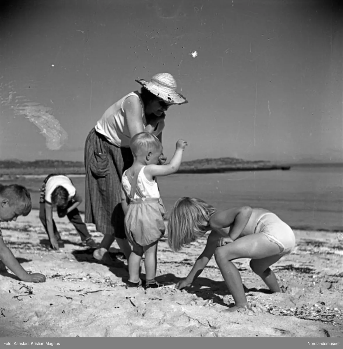 Strand, kvinne, barn - Nordlandsmuseet / DigitaltMuseum
