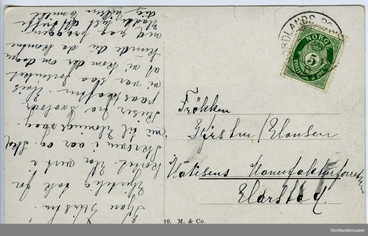 Postkort med bilde av liten jente som står ute på en gresstue el.l. Hun ...