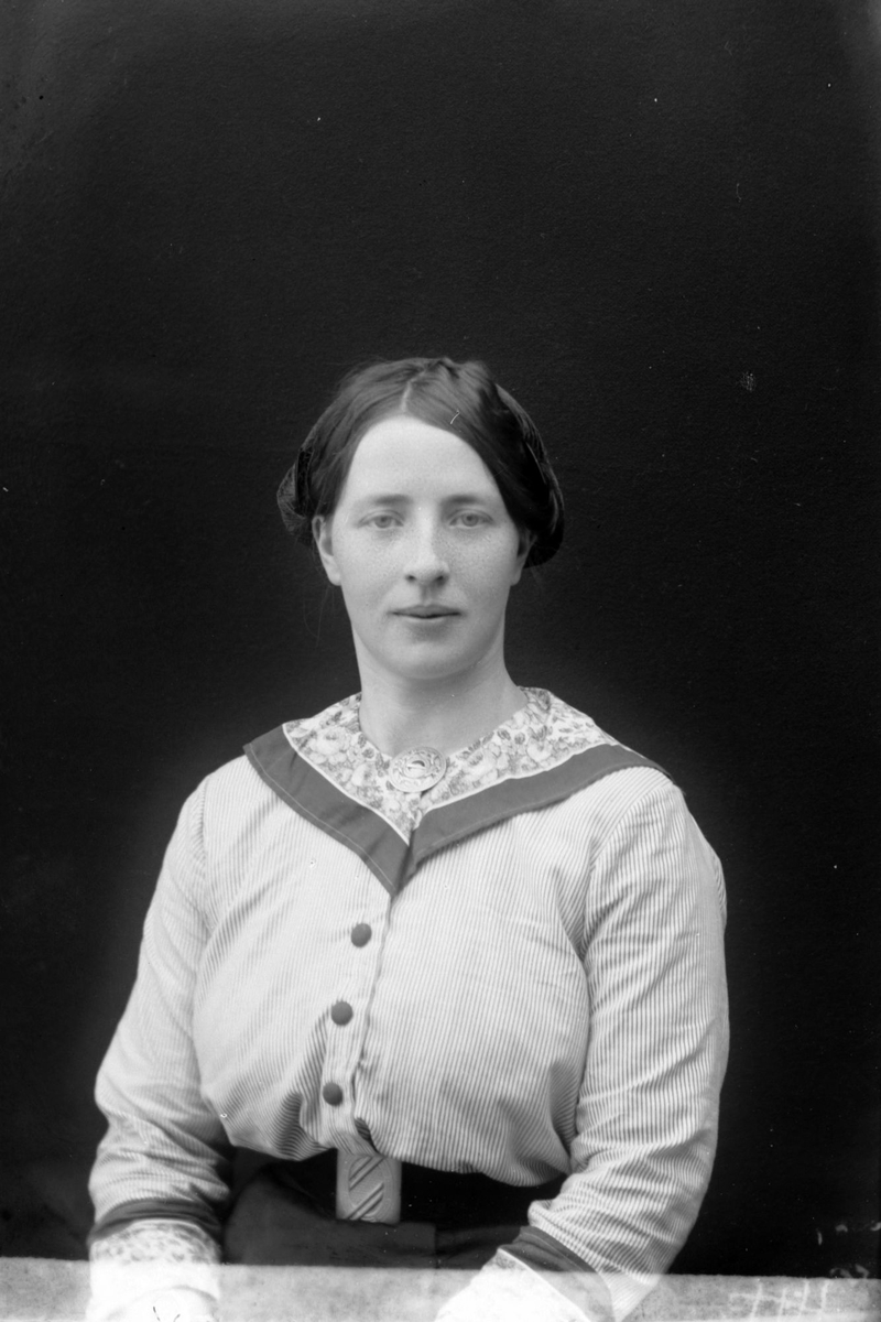 Studioportrett i halvfigur av Helga Olsen. - Sør-Troms Museum ...
