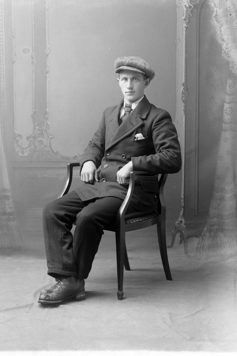 Studioportrett av en mann sittende i en stol. - Sør-Troms Museum ...