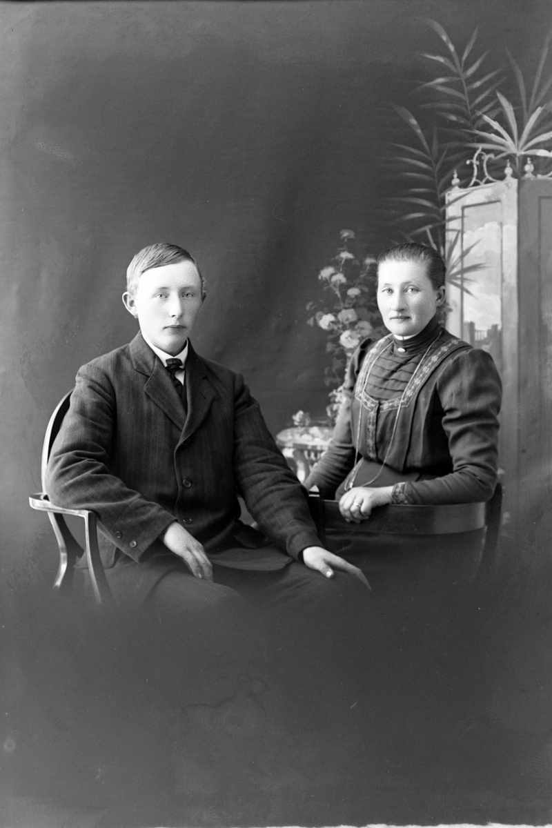 Studioportrett i halvfigur av Arthur Rasmussen (senere Aune) og hans ...