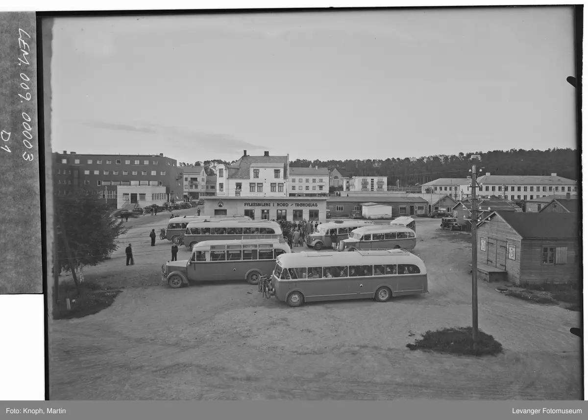 Fylkesbilene i Nord-Trøndelag. - Levanger Fotomuseum / DigitaltMuseum