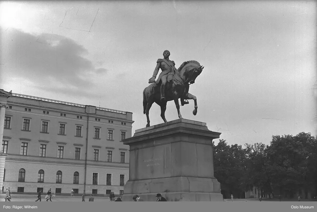 Karl Johan-statuen på Slottsplassen. - Oslo Museum / DigitaltMuseum