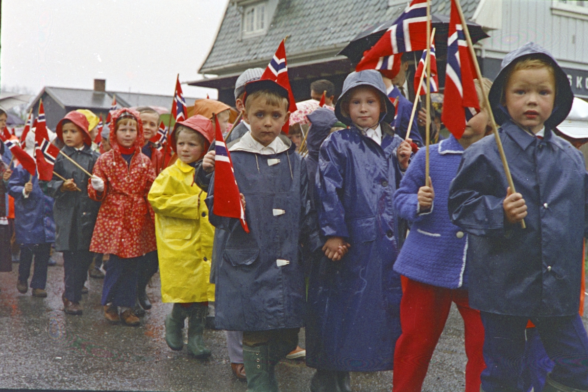 Brumunddal. 17.mai. Feiring av nasjonaldagen. - Anno Domkirkeodden ... Brumunddal. 17.mai. Feiring av nasjonaldagen. - Anno Domkirkeodden ...