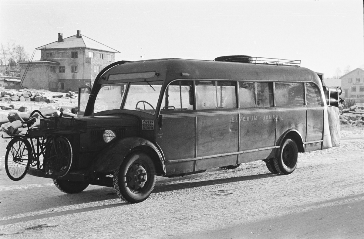Storgata, Leiret. Elverum. Rutebuss med vedgassgenerator ...