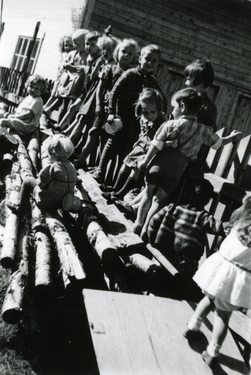 Røde kors. Barnas Hus - Barn på bjørkestranger. - Museum Nord ...