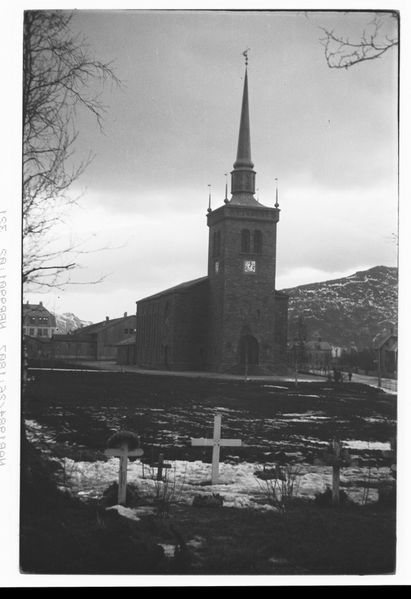 Narvik kirke med krigskirkegård. Kirkegata til høyre. Soldathjemmet og ...