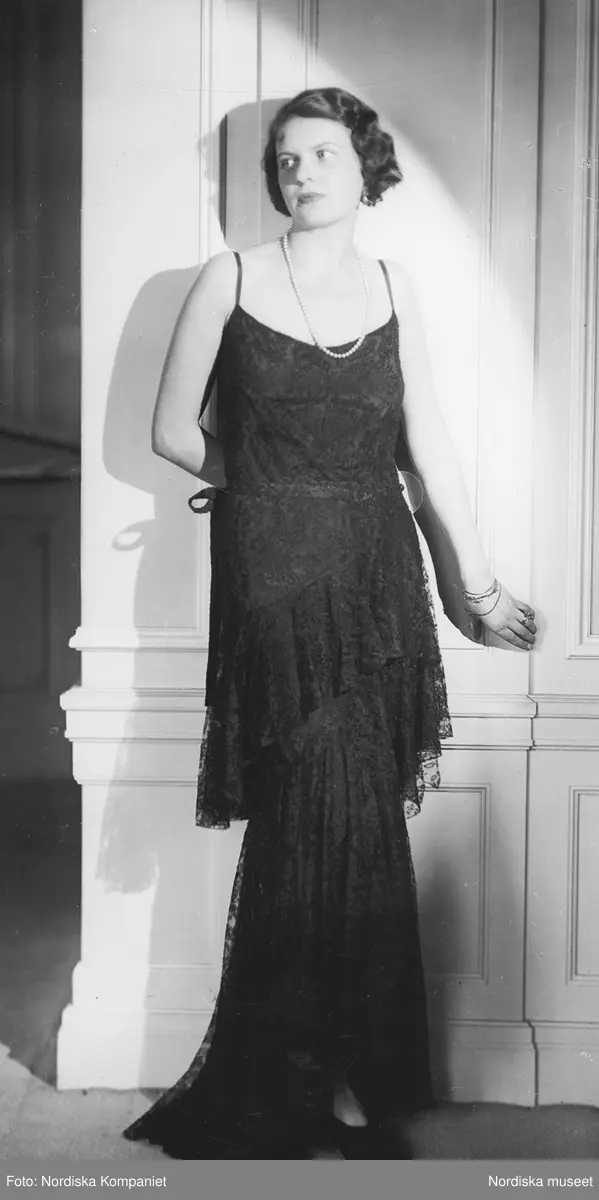 Mannekäng på NK:s Franska damskrädderi klädd i aftonklänning av röd ...