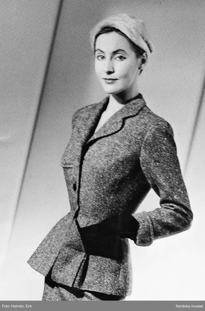 Modell i dräkt och hatt. Från Balmain. - Nordiska museet / DigitaltMuseum