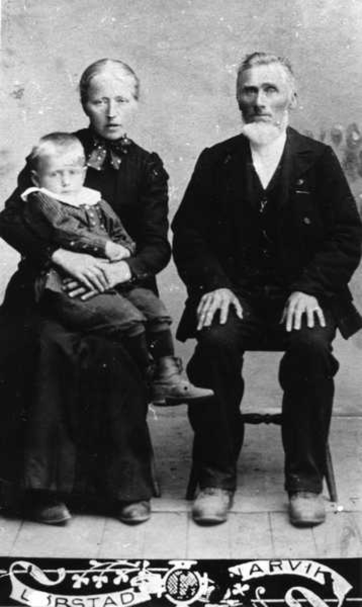 Kirsten og Aksel Pedersen, Elvegård, Bjerkvik m/ et barn - Museum Nord ...