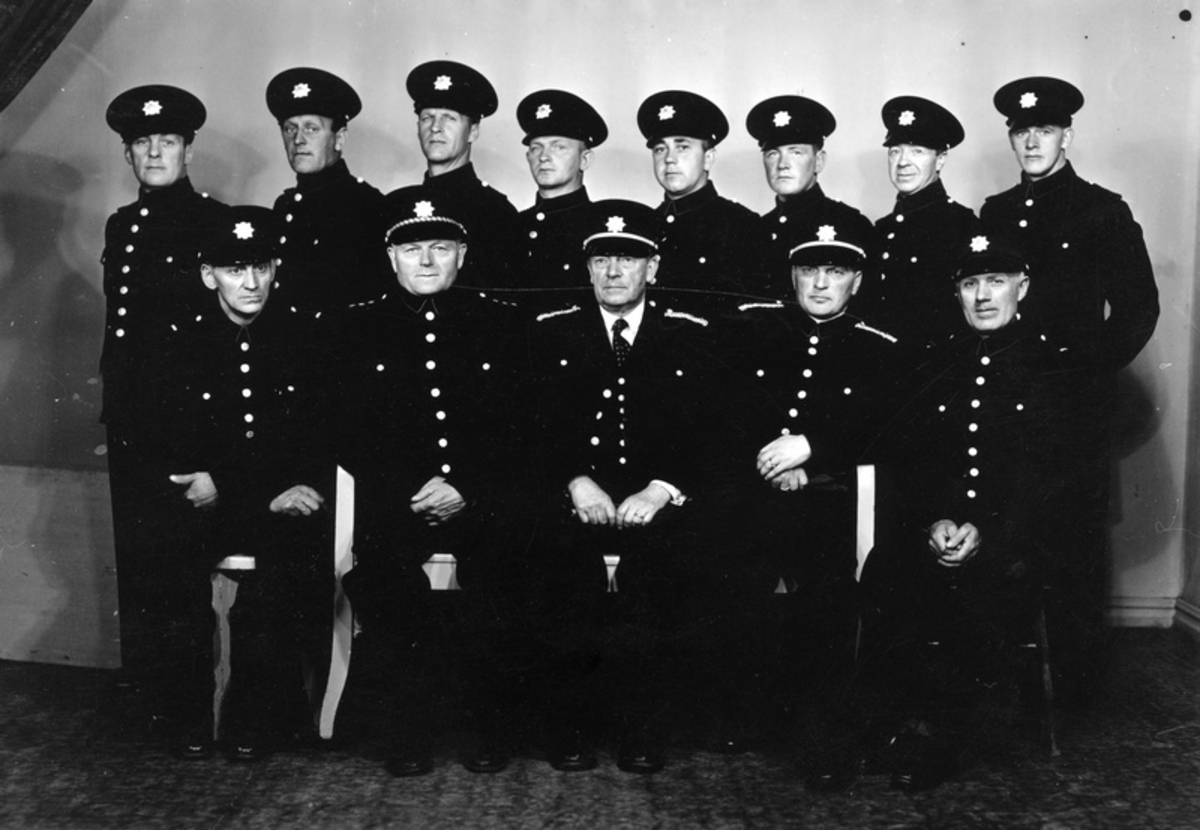 Brannkonstablene, gr. 13, Narvik. Første rekke fra v: Georg Rokkan ...