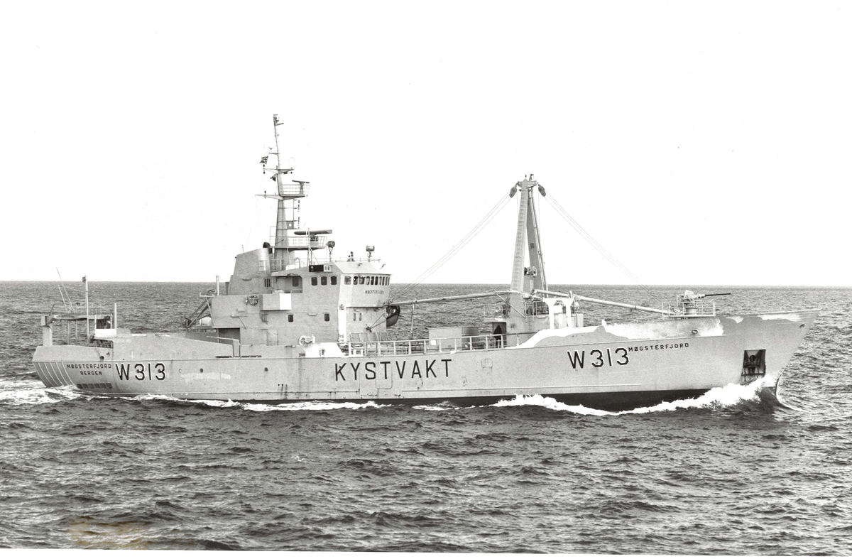 Motiv: Leiet kystvaktskip K/V MØGSTERFJORD(W 313). Styrbord side ...