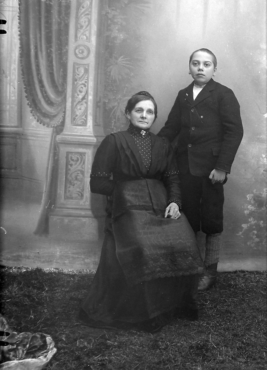 Portrett. Laura Larsdtr. Friis, f. 1865, og Johan Arnt Friis, f. 1899 ...