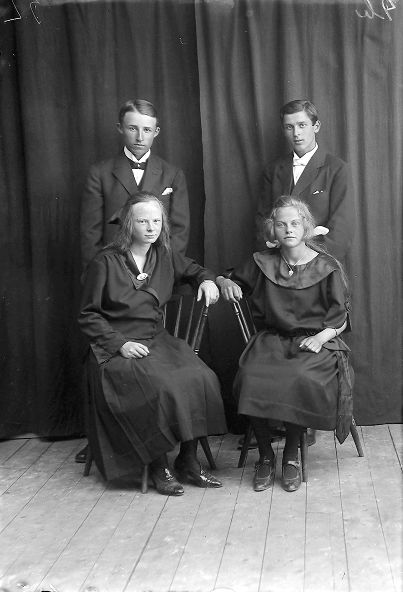 Portrett. 4 konfirmanter. Gildeskål. 1924. Bak fra v.; Helmer Emil ...