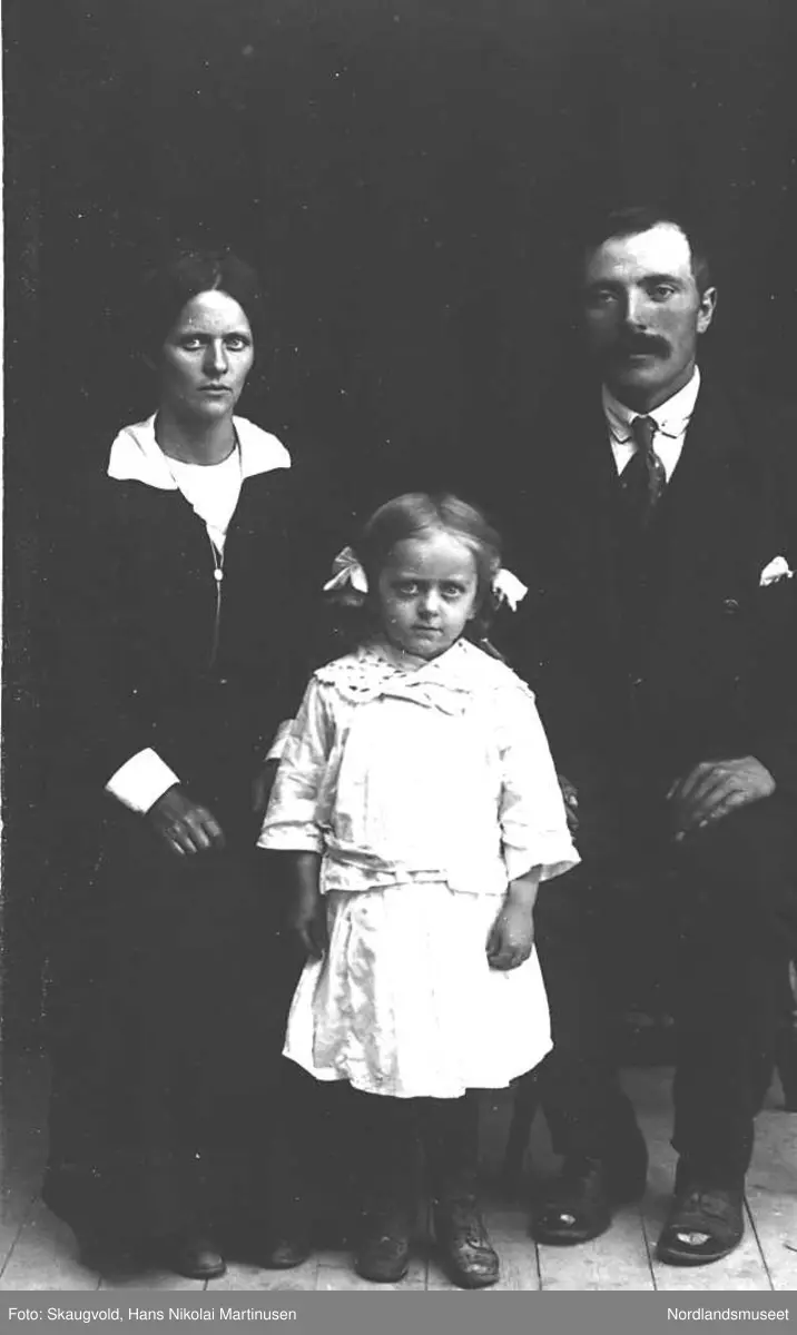 Portrett av mor, far og datter. Mathilde, Gerda og Anfeldt Olsen ...