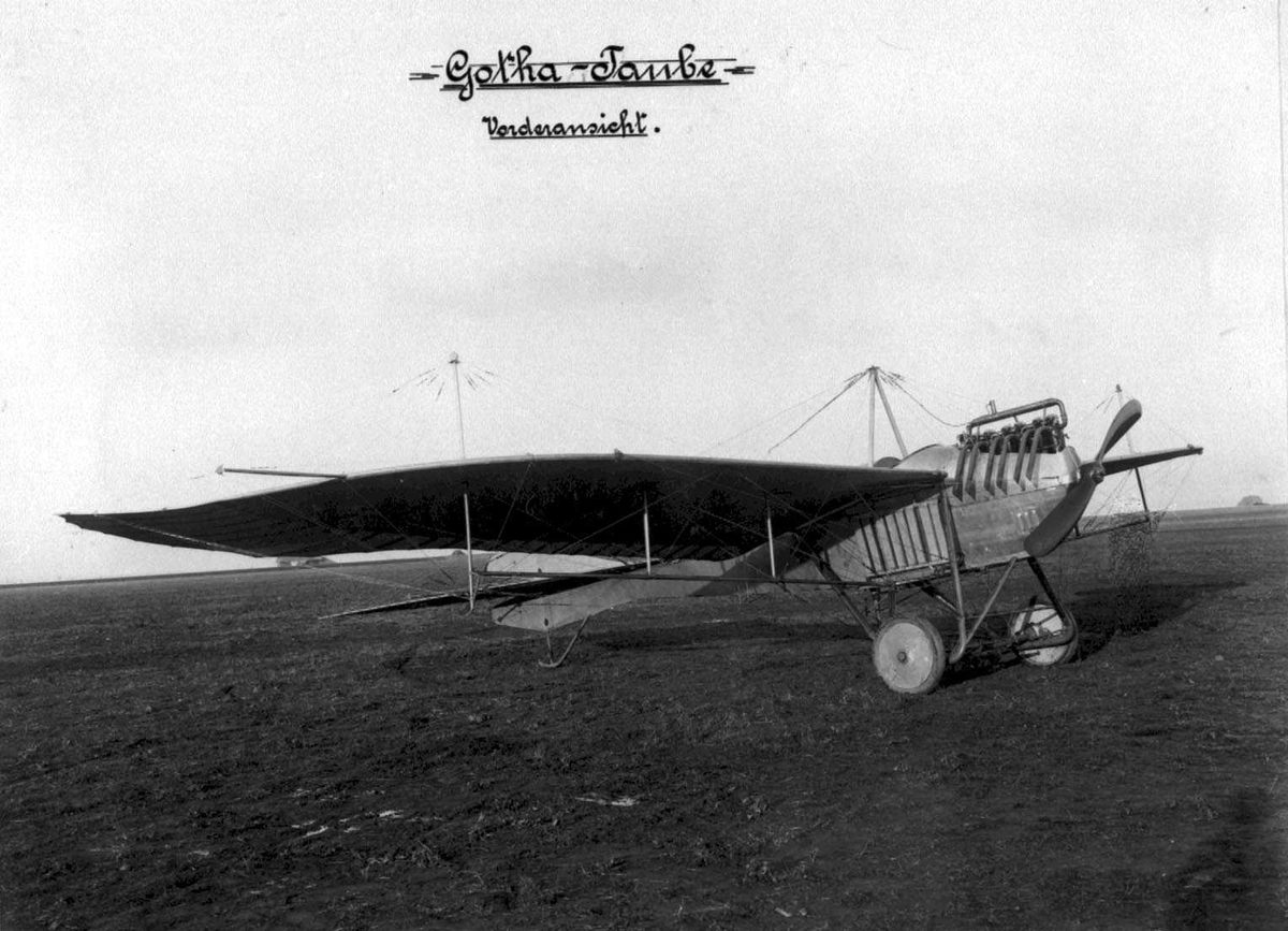 Ett fly på bakken, Gotha "Taube - Norsk Luftfartsmuseum / DigitaltMuseum