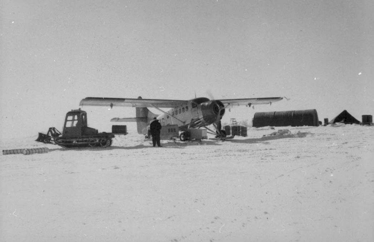 Ett fly på bakken, Otter OAG. Ett kjøretøy, Muskegg, telt og utstyr ved ...