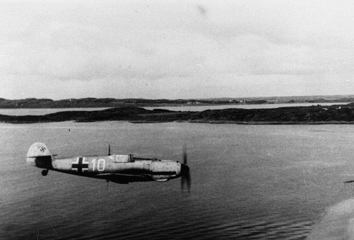 Tysk militert fly i lufta, Bf109. (Formasjon). - Norsk Luftfartsmuseum ...