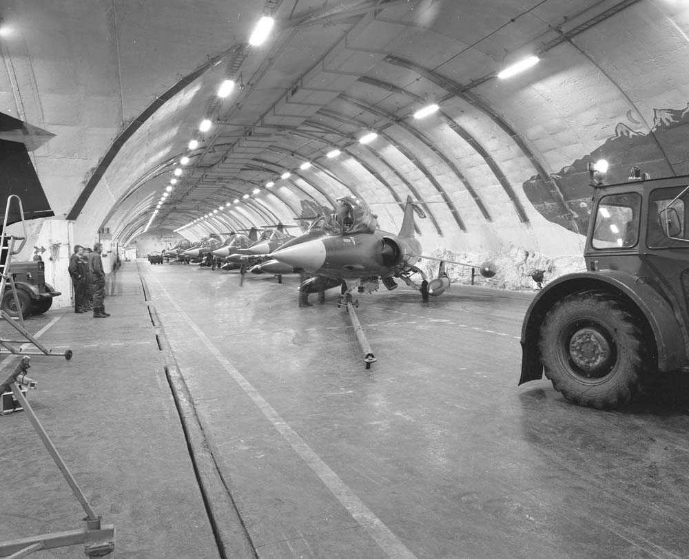 Interiørfoto fra anlegg 96 på Bodø flystasjon, hvor 331 skvadron en ...