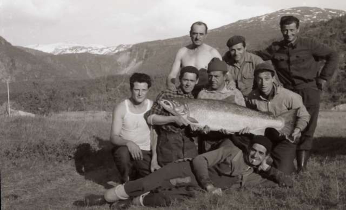 Italienske "spesialarbeidere" i Rombaksbotn med en laks av kryssfiner ...