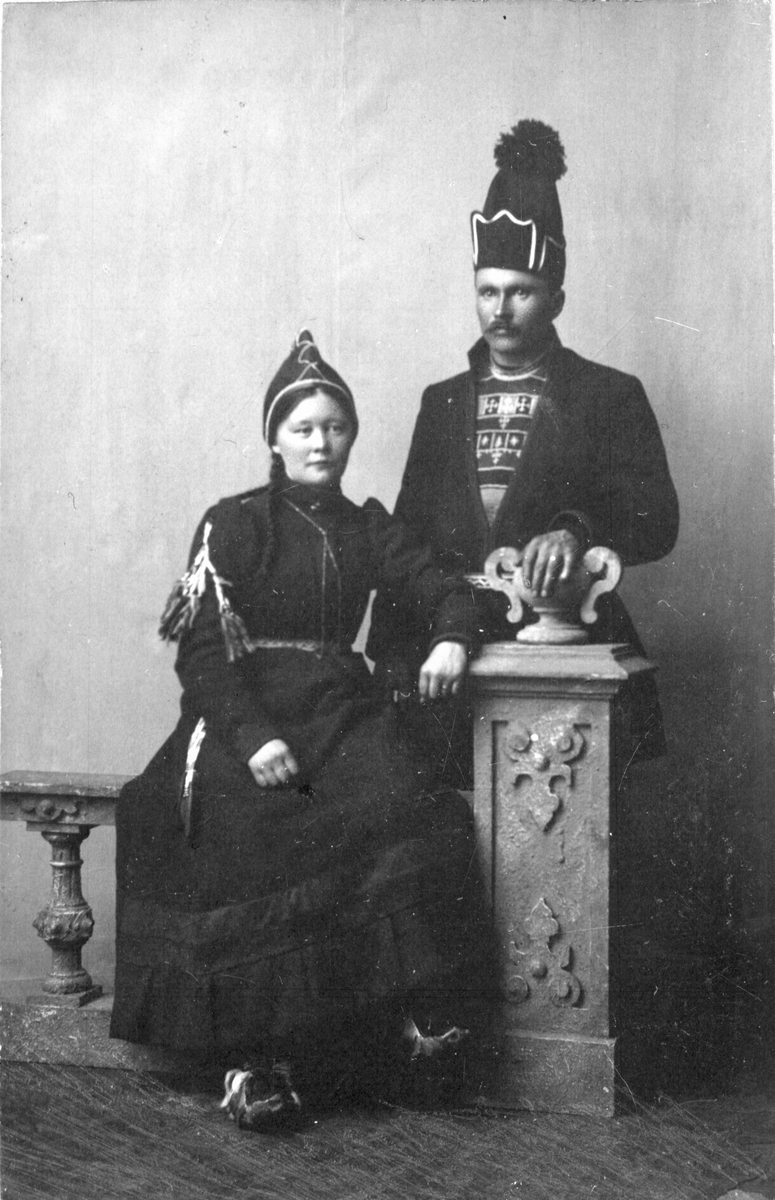 Portrett av samisk par - Rørosmuseet / DigitaltMuseum
