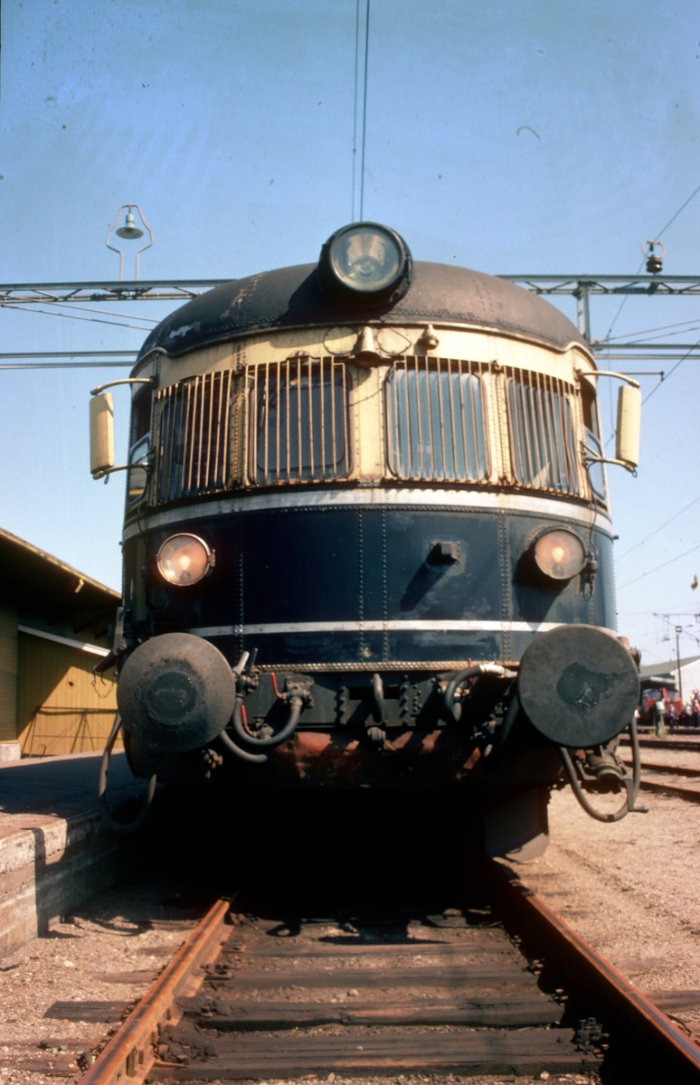 Fronten på styrevogn NSB type 66. "Farvel til type 66". Ekstratog for ...