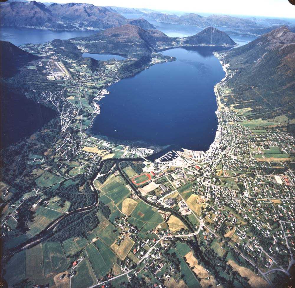 Lufthavn/Flyplass. ENOV-HOV. Ørsta-Volda/Hovden. Oversiktsbilde over ...