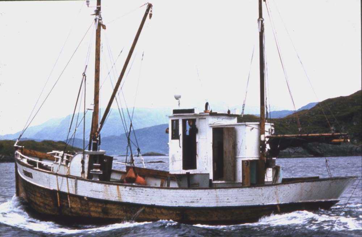 Fiskebåt. En fiskebåt reiser ut på fiskefeltet ett sted i Lofoten ...