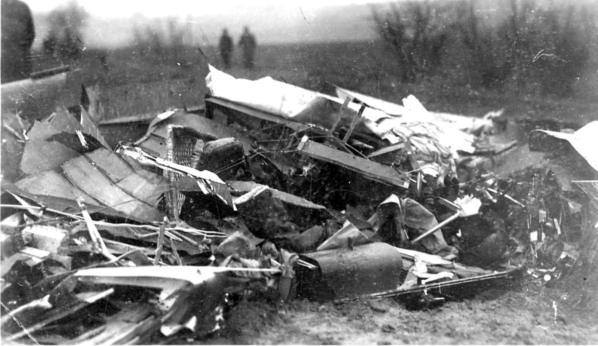 Flystyrt, ett flyvrak. Ødelagte flydeler etter totalhavari med fly ...