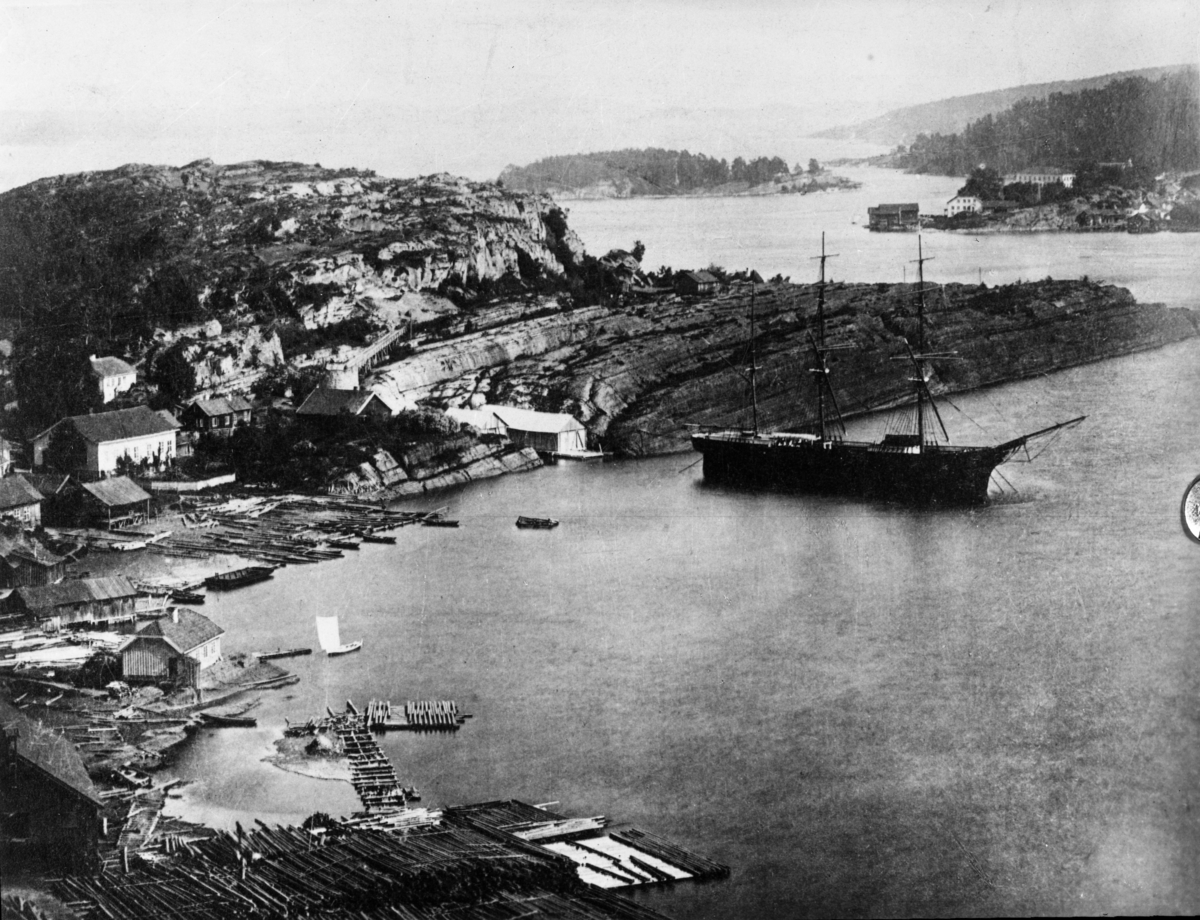 Trosvik ved Brevik. I bakgrunnen Åsen og Kjellestad på Stathelle, samt ...