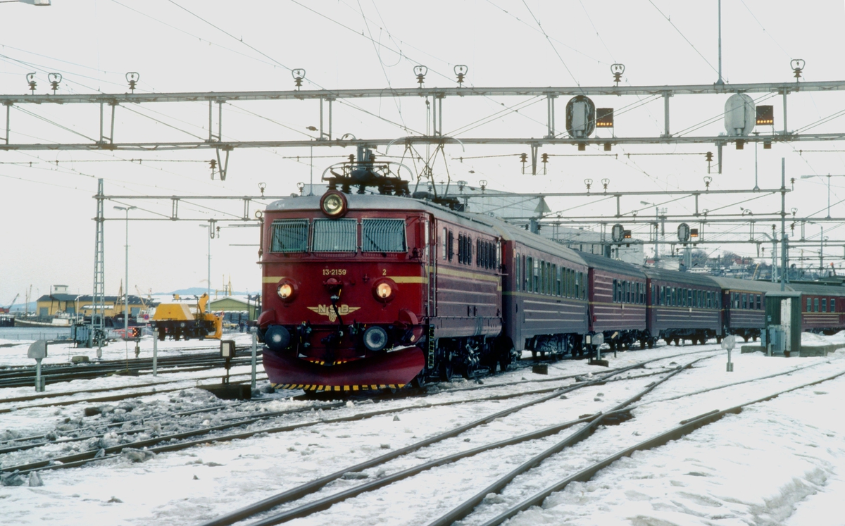 NSB ekspresstog 44 Dovresprinten til Oslo S kjører ut fra Trondheim ...