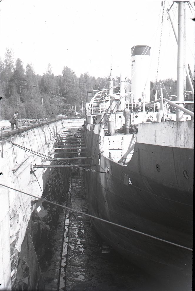 Lastfartyg i torrdocka. - Sjöhistoriska museet / DigitaltMuseum