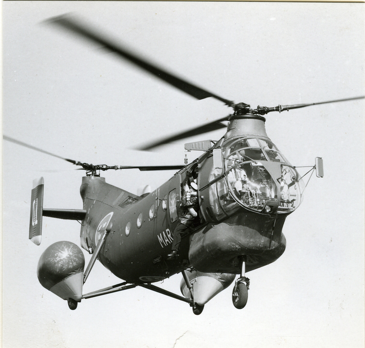 Svenska marinens helikopter 01 av typ Hkp1 (Vertol 44). - Sjöhistoriska ...