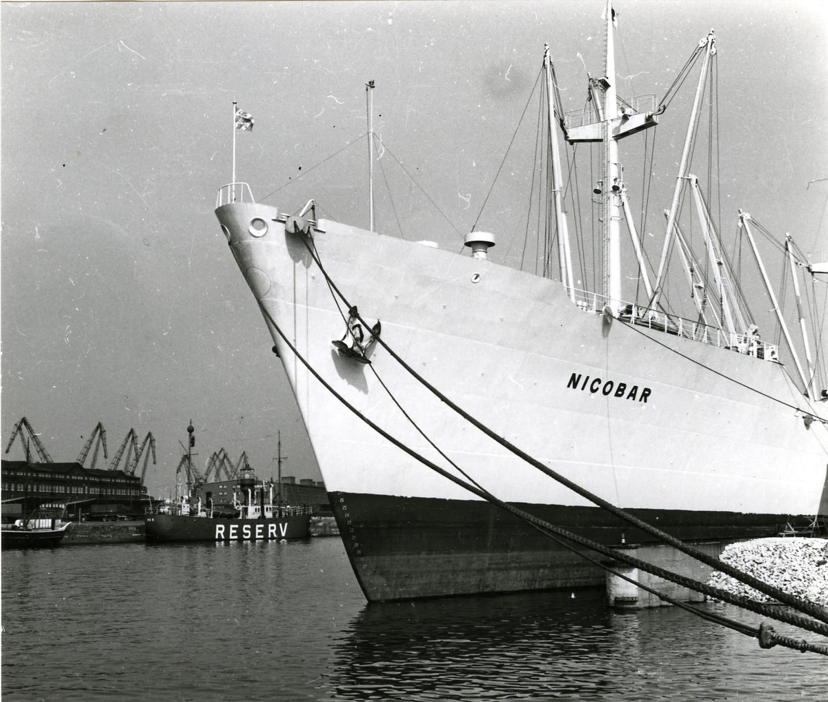 Lastfartyget Nicobar i Malmö hamn, i bakgrunden fyrskeppet nr 8 Reserv ...