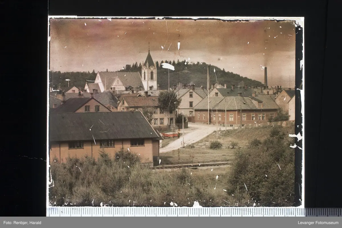 Midtbyen i Levanger med kirka og Staupshaugen - Levanger Fotomuseum ...