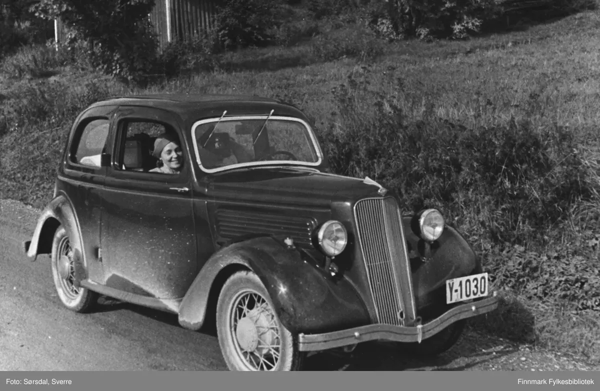 Bildet av en Engelsk Ford Junior de luxe, modell C 1935. bil med ...