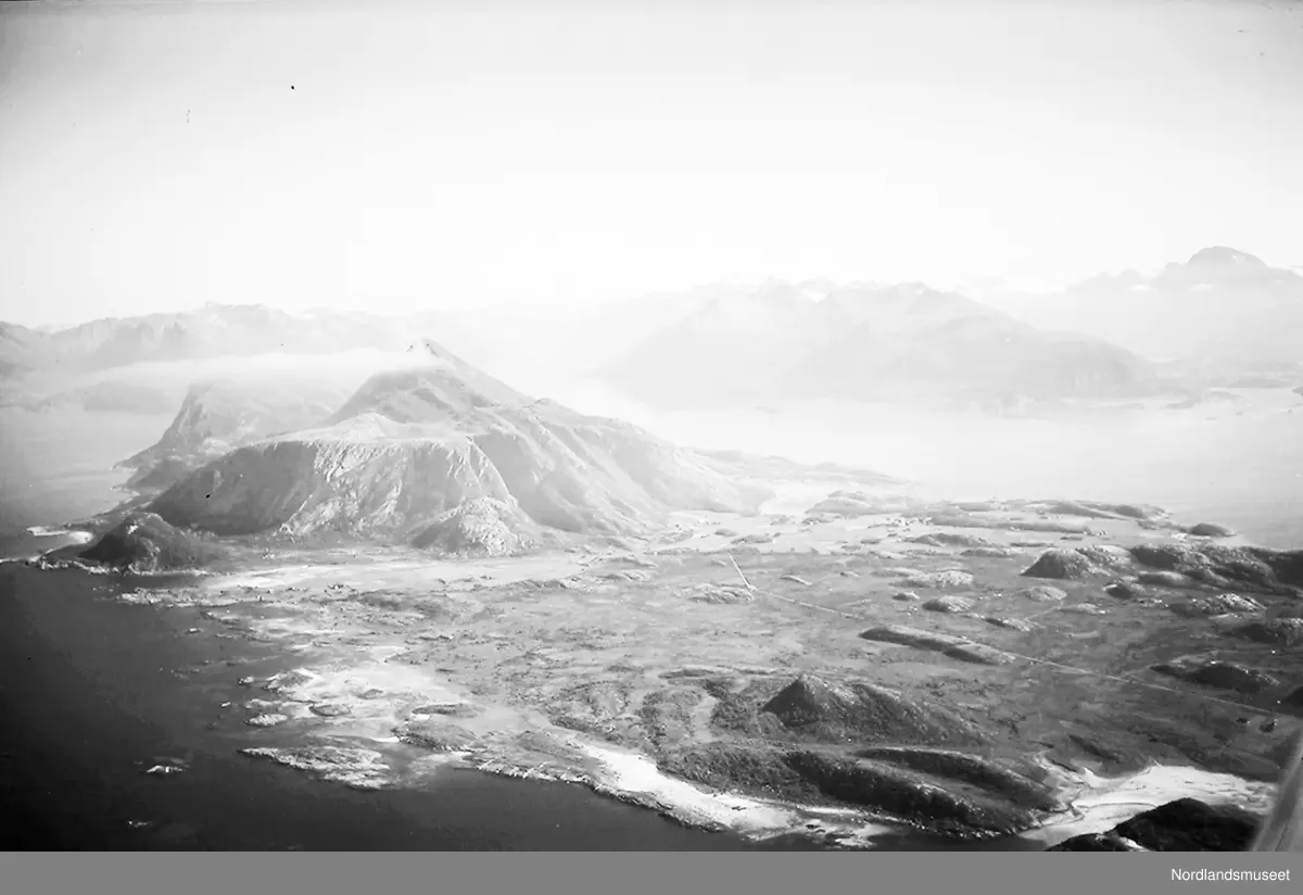 Flyfoto, skråfoto over Meløya. - Nordlandsmuseet / DigitaltMuseum