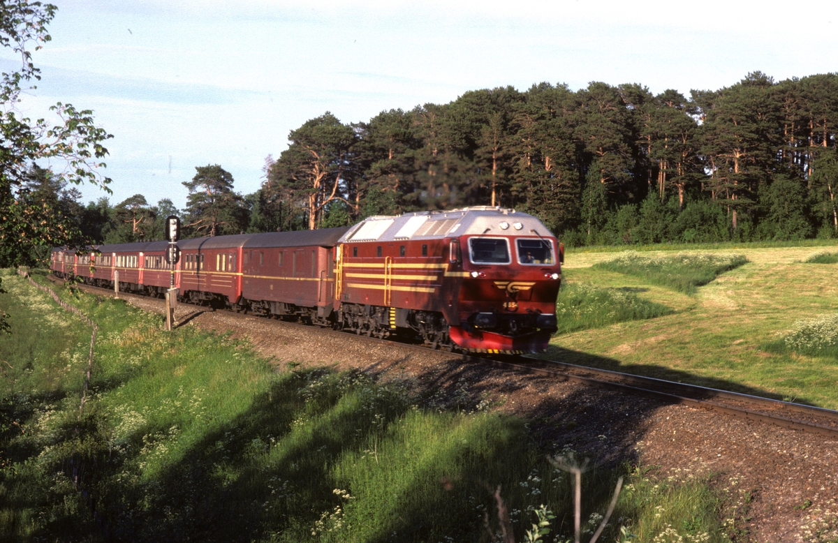 Dagtoget Bodø - Trondheim, tog 452, med NSB dieselelektrisk lokomotiv ...