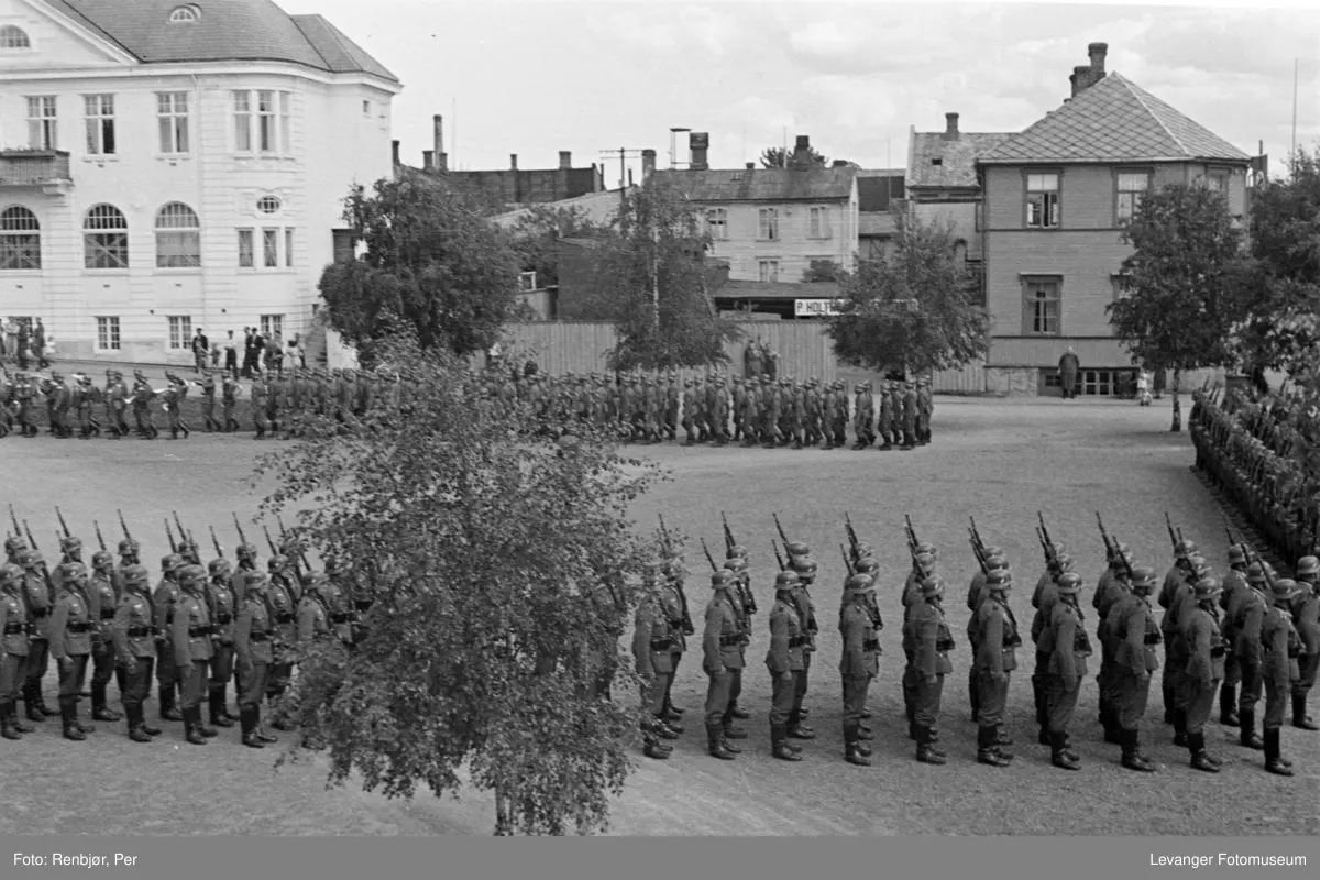 Ansamling av tyske tropper på torget i Levanger. - Levanger Fotomuseum ...