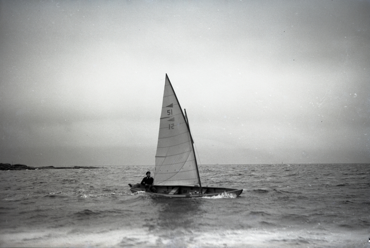 Seilbåter i regatta. Erling Kristofersen i Oslojolla Hobbyliten i 1937 ...