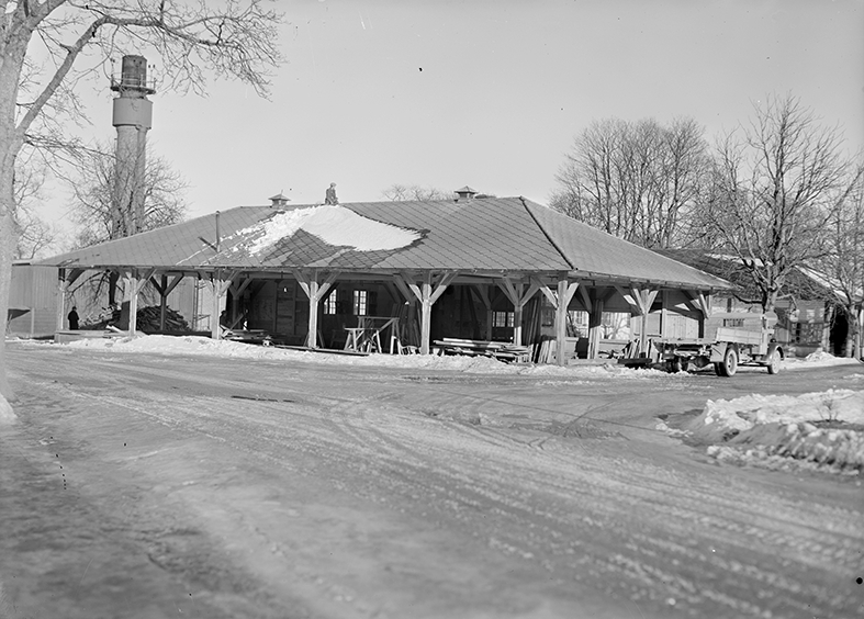 Mathallar på F 3 Malmen vid rivning vintertid, 1941-1942. Exteriör ur ...