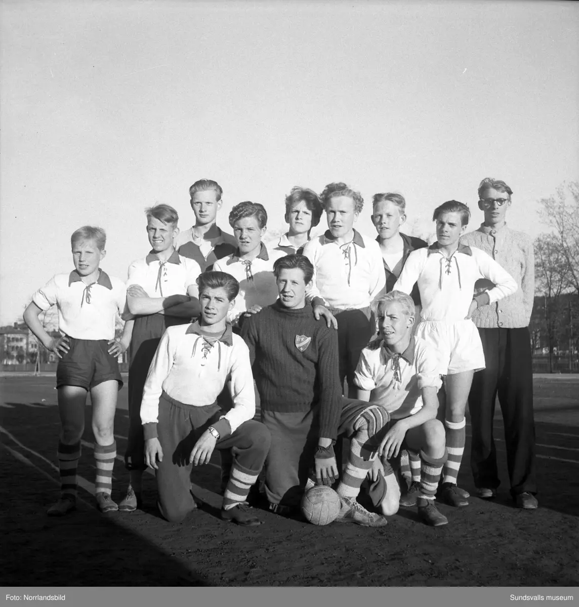 Pojkfotboll på västra plan, Åkersvik. Lagbilder och spelbilder. Ett av ...