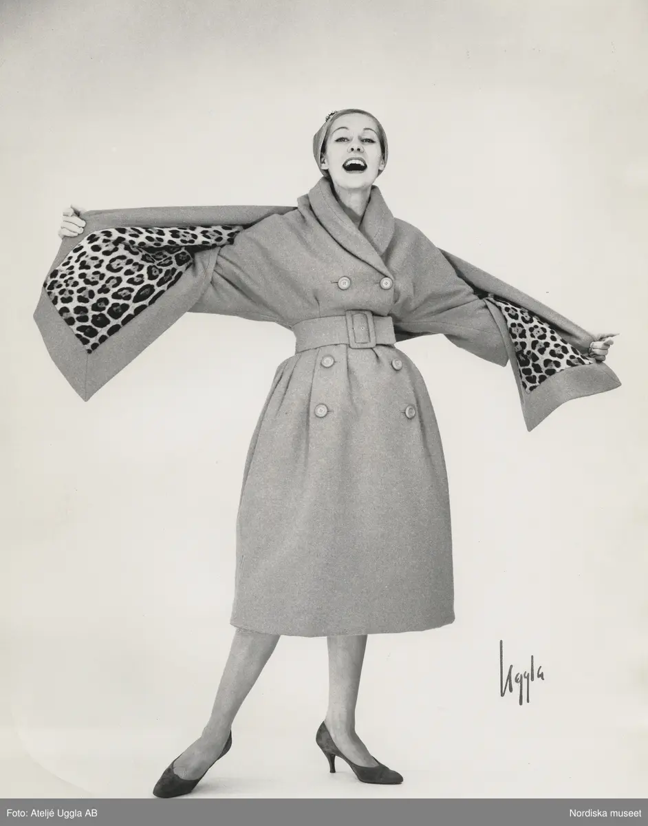 Modell i kamelhårsfärgad kappa och leopardsjal. Från Dior. - Nordiska ...